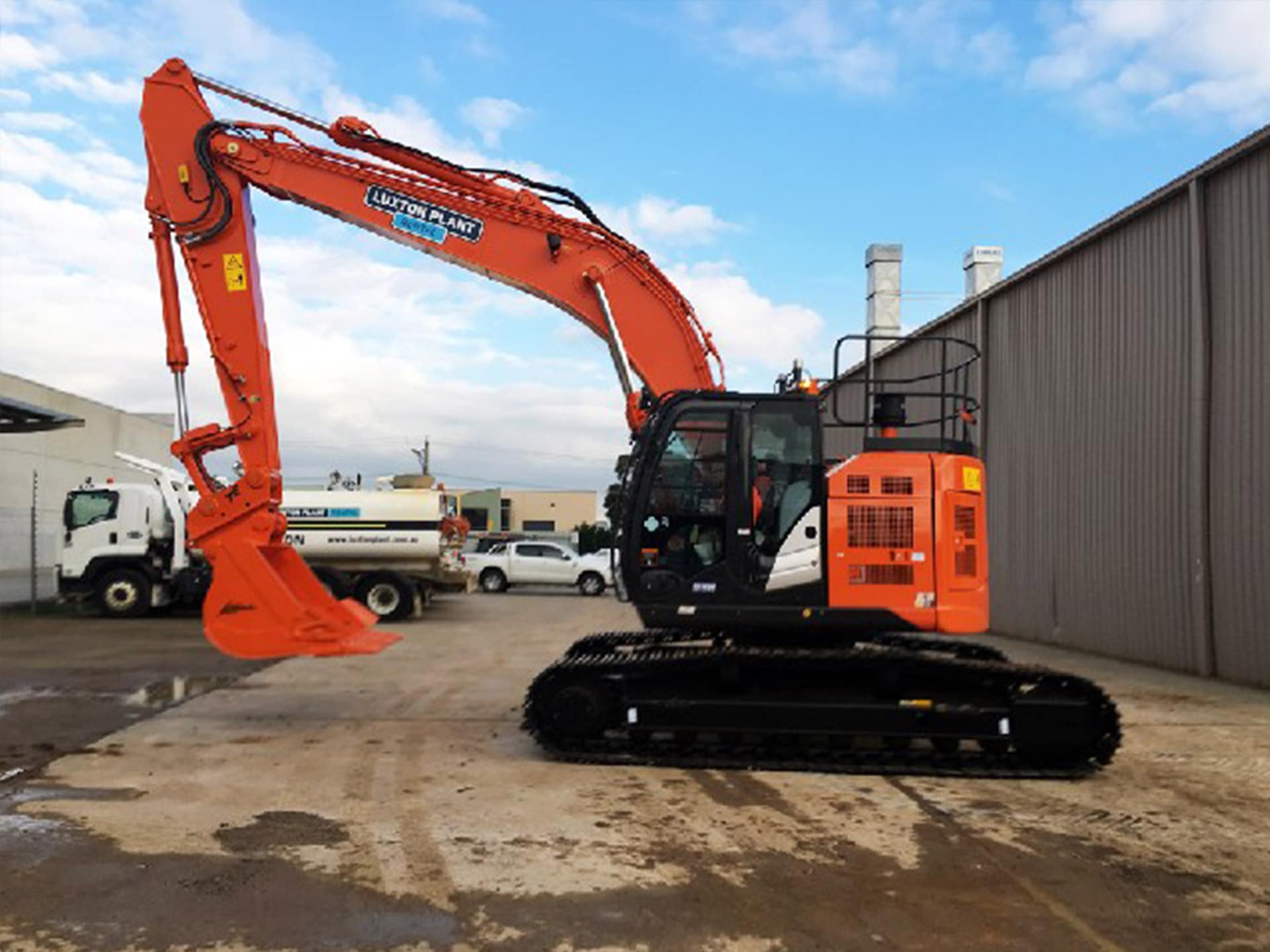 Hitachi ZX225USLC-5 - Luxton Plant Earthmoving Rental